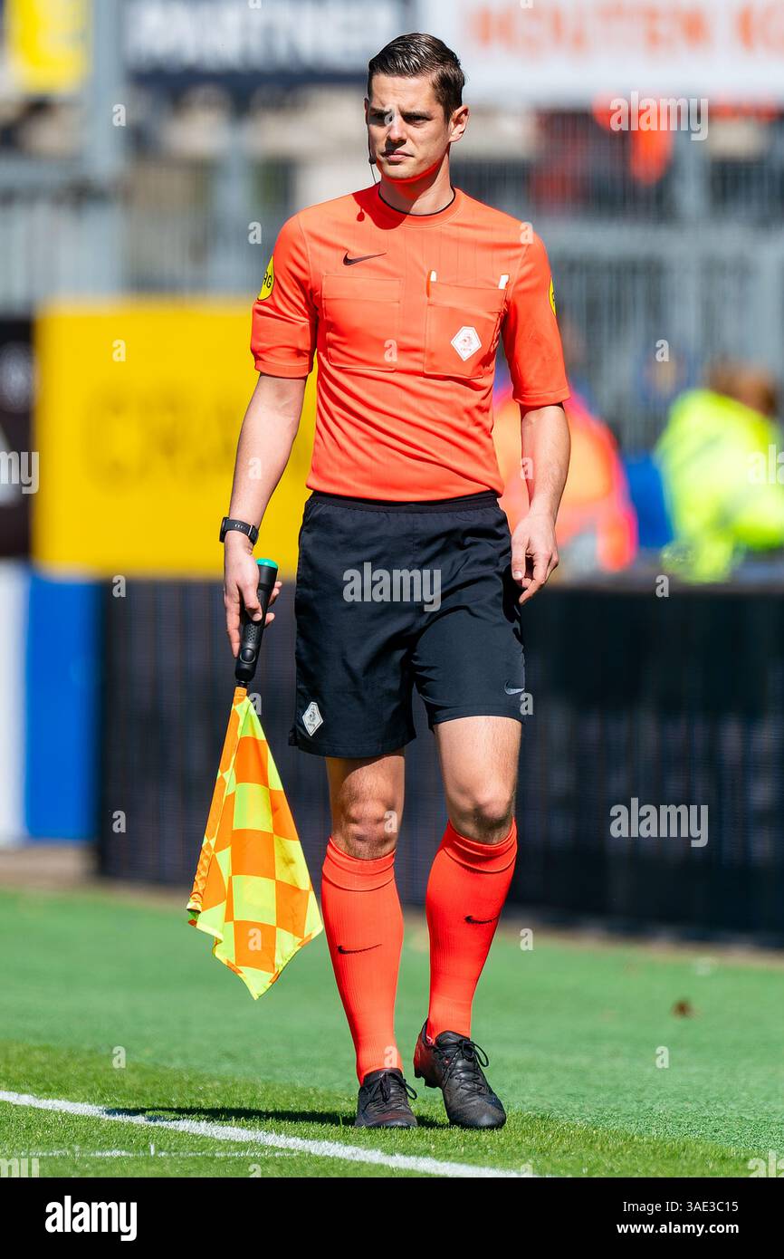 Waalwijk, Netherlands. 06th Apr, 2025. WAALWIJK, NETHERLANDS - APRIL 6: Assistant referee Kevin ...