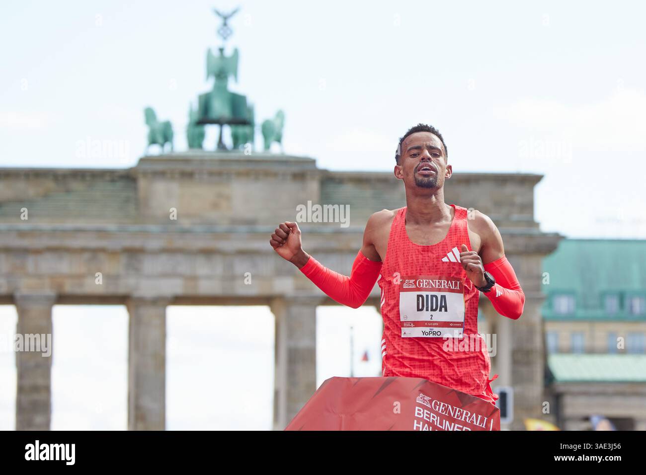 Berlin, Germany. 06th Apr, 2025. Ethiopian Gemechu Dida wins the Berlin ...