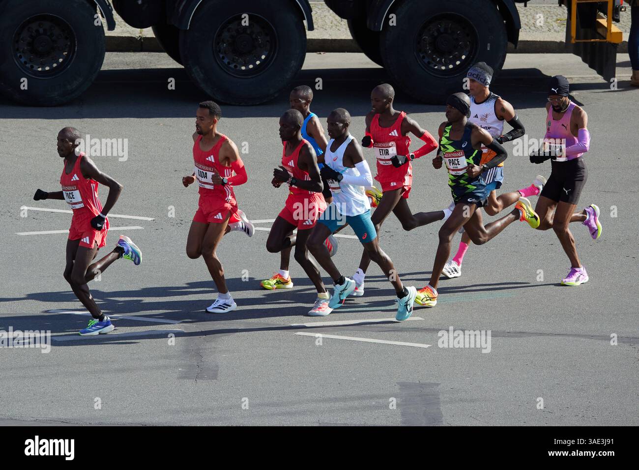 06 April 2025, Berlin: View of the elite runners at the Berlin Half ...
