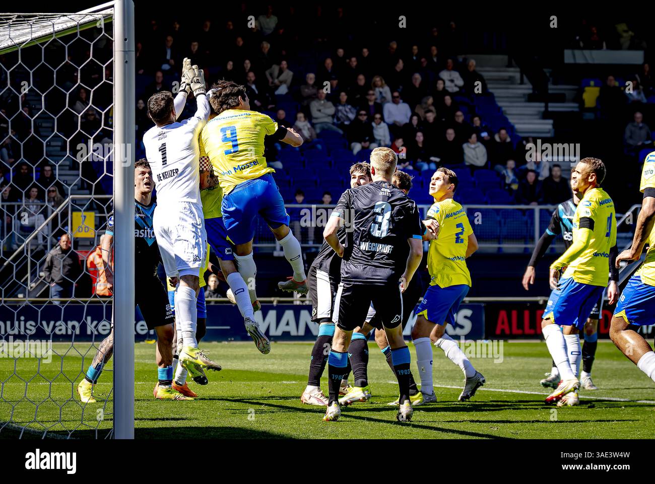 WAALWIJK, Netherlands. 06th Apr, 2025. SPO, Mandemakers Stadium, Dutch eredivisie, season 2024/ ...