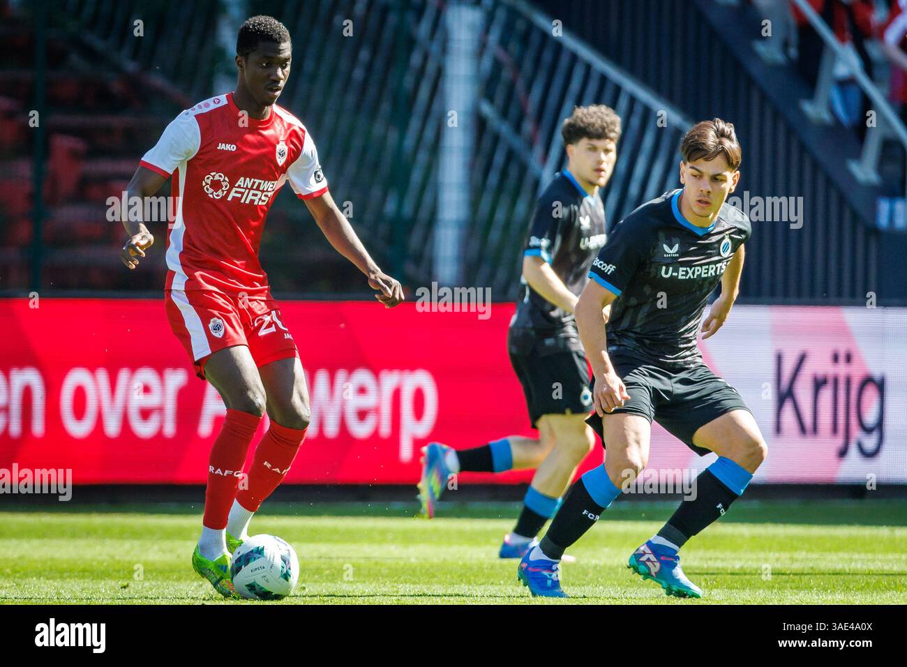 Antwerpen, Belgium. 06th Apr, 2025. Antwerp's Sam Vines and Club's ...