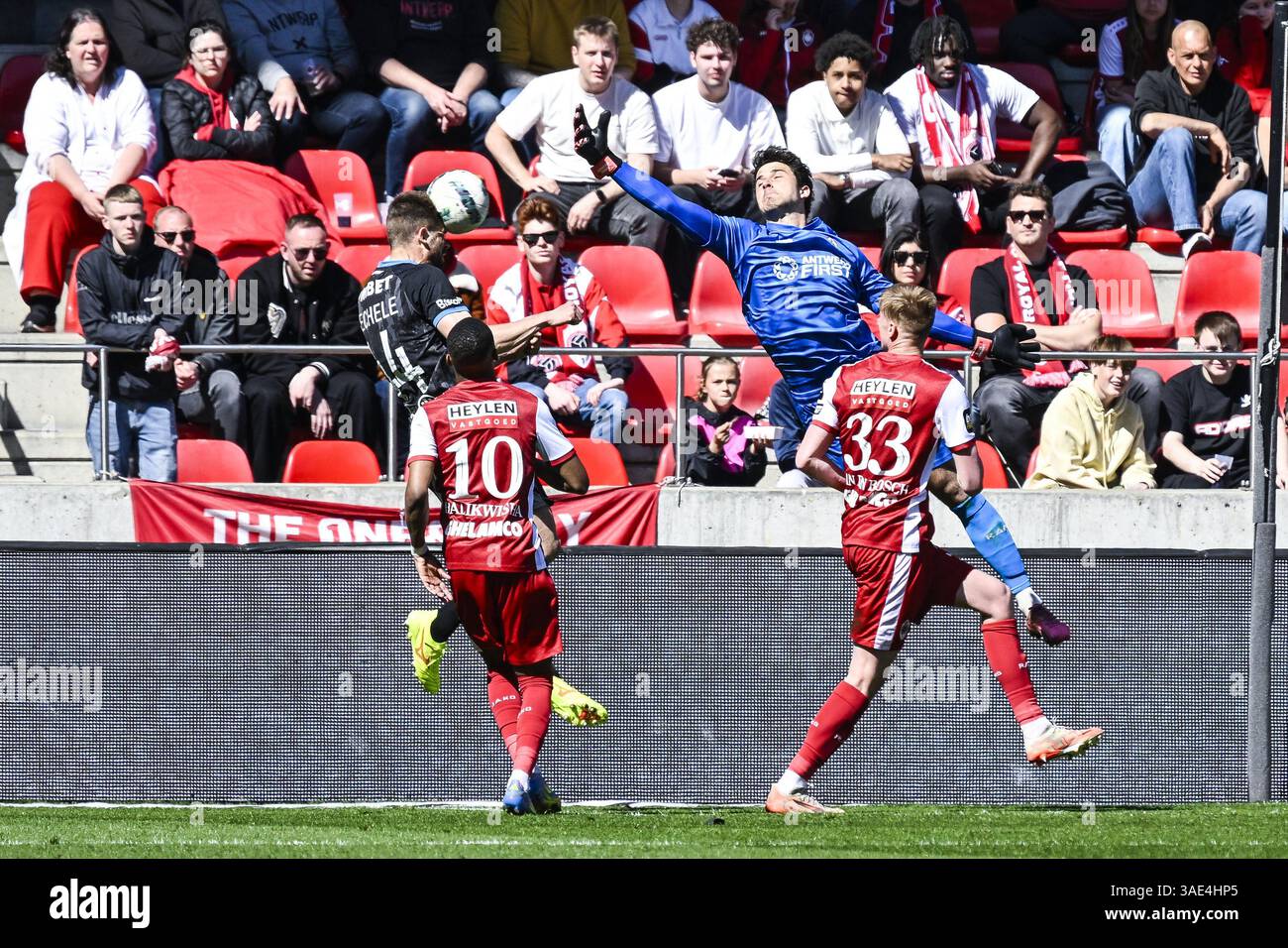 Antwerpen, Belgium. 06th Apr, 2025. Club's Brandon Mechele and Antwerp's goalkeeper Senne ...