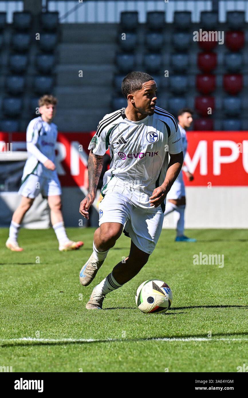 am Ball Yannick Bruno NUMBISIE (FC Schalke 2 / Einzelfoto / Freisteller ...
