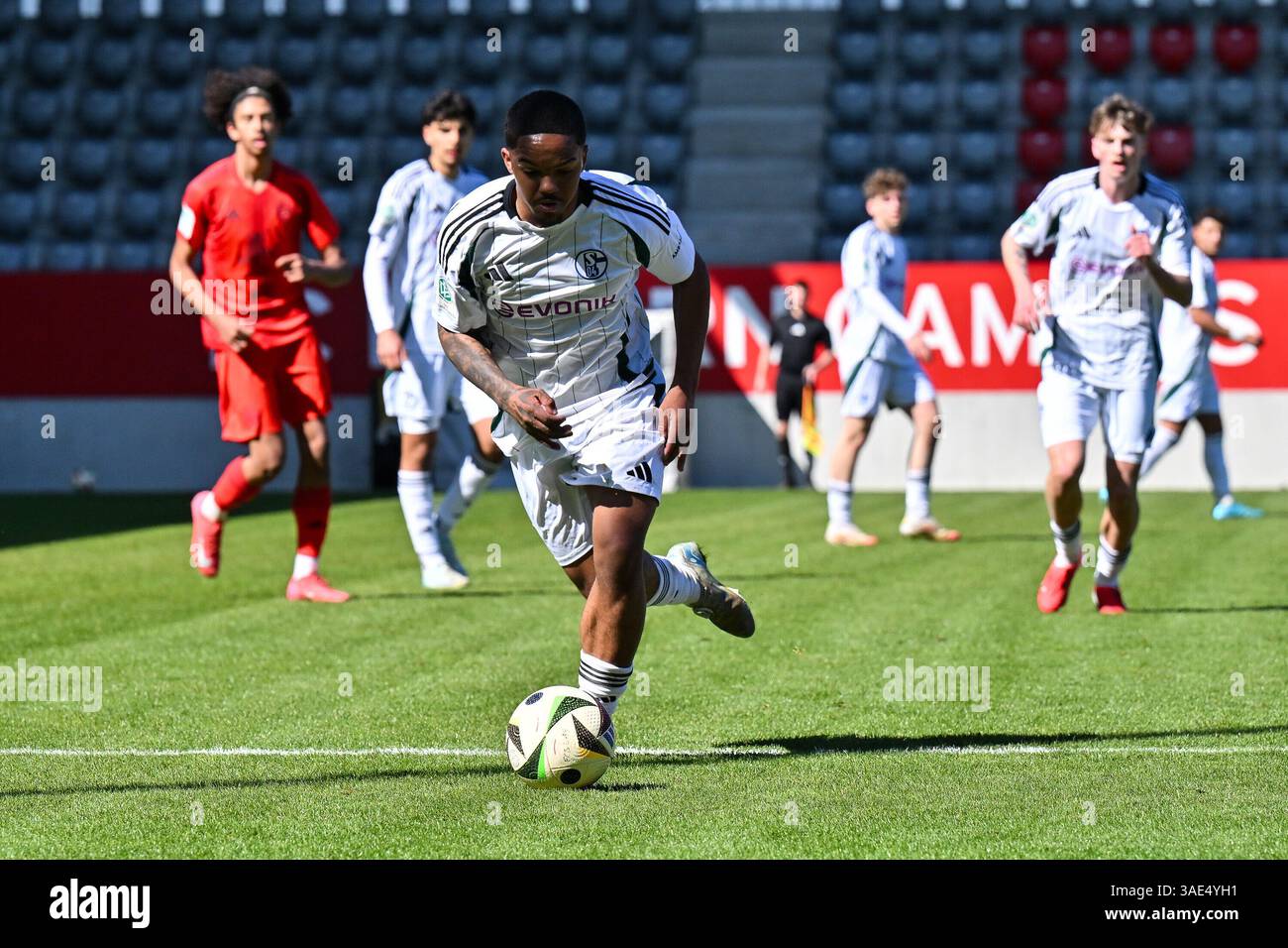 am Ball Yannick Bruno NUMBISIE (FC Schalke 2 / Einzelfoto / Freisteller ...