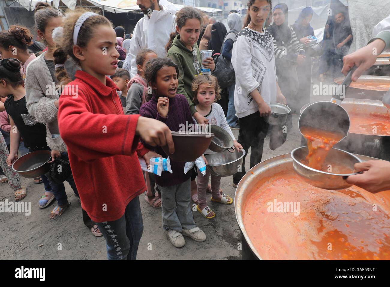 Palestinians, including women and children, scramble to collect food ...