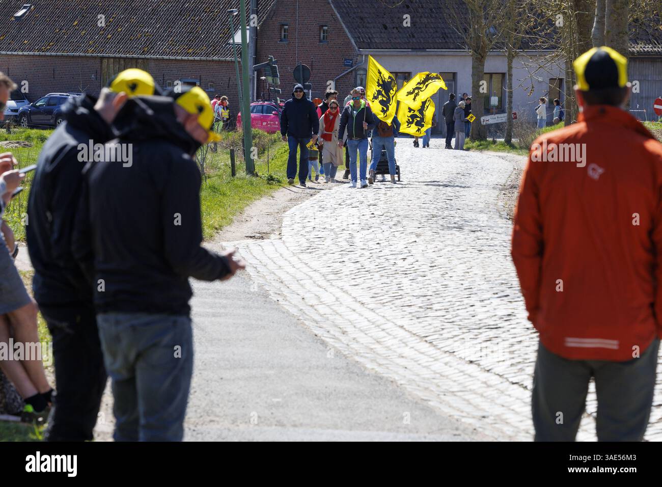Velzeke, Belgium. 06th Apr, 2025. Supporters with Flanders flags ...