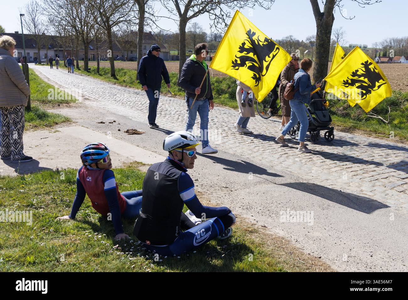 Velzeke, Belgium. 06th Apr, 2025. Supporters with Flanders flags ...