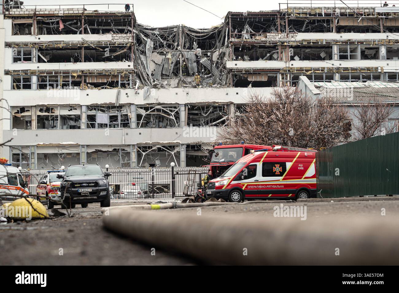 Kyiv, Ukraine. 06th Apr, 2025. A building in the Obolonskyi district is ...