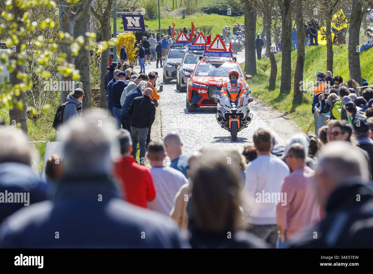 Velzeke, Belgium. 06th Apr, 2025. Security vehicles ahead of the race ...