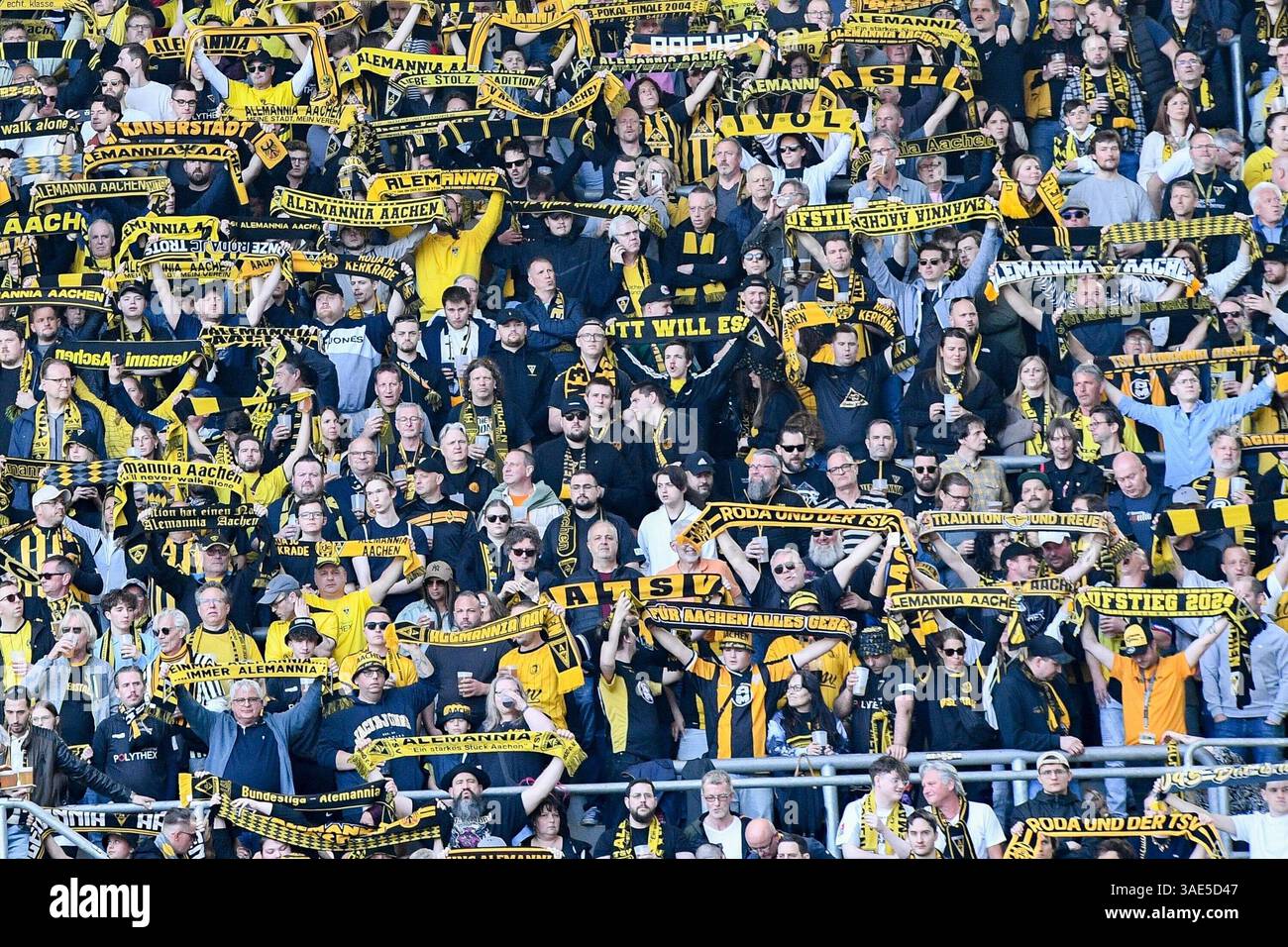 Aachen, Deutschland. 05th Apr, 2025. Die Fan-Ecke von Alemannia Aachen, Fans, Publikum ...