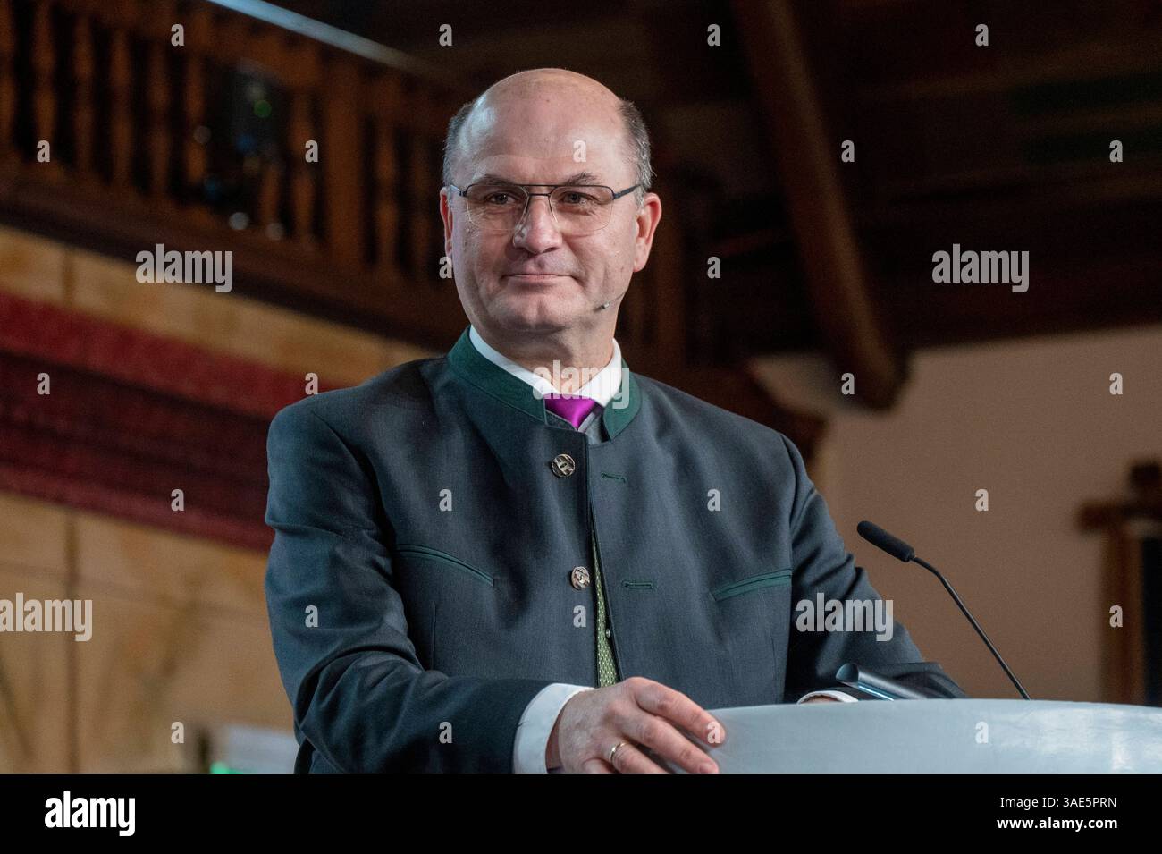 Muenchen, Maibockanstich im Hofbraeuhaus, Ehrengaeste , es spricht ...
