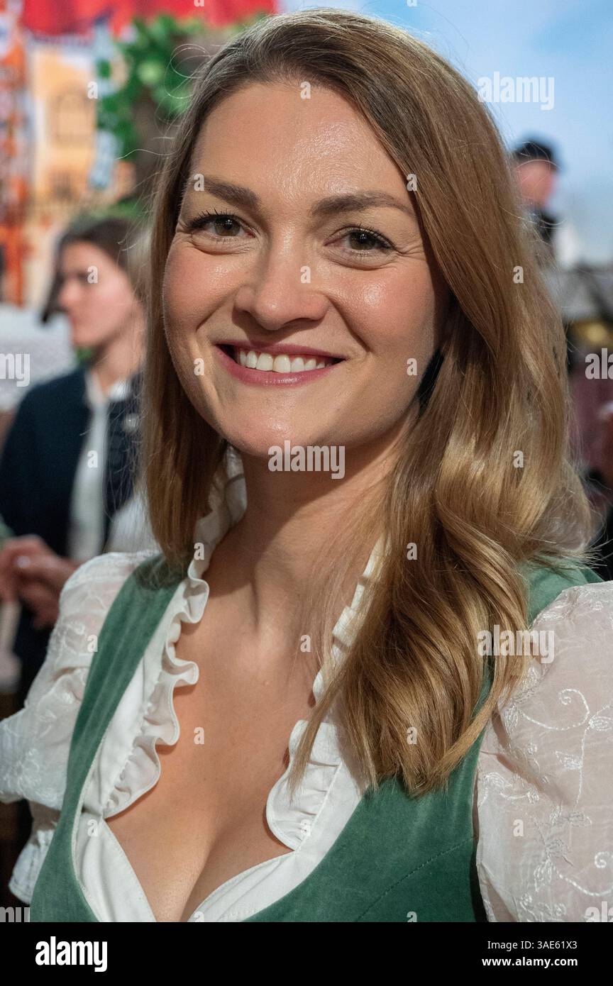 Muenchen, Maibockanstich im Hofbraeuhaus, Ehrengast, Judith Gerlach ...