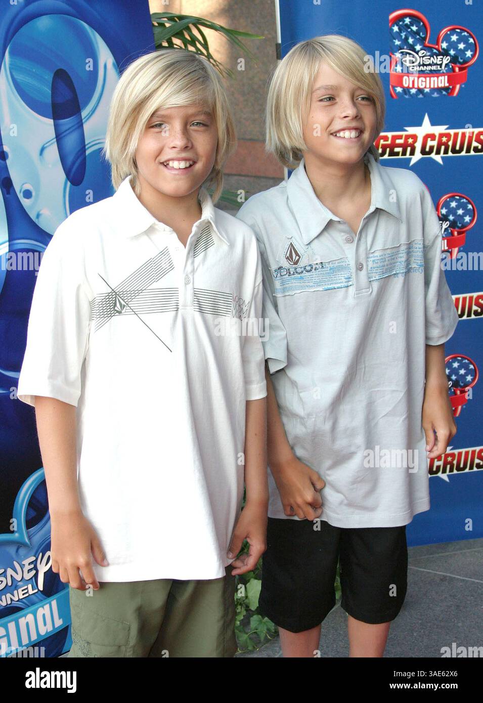 Cole and dylan sprouse 2004 hi-res stock photography and images - Alamy