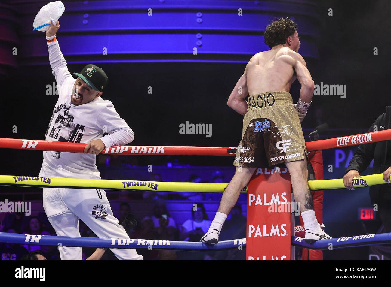 Las Vegas, NV, USA. 5th Apr, 2025. Junior Bantamweight Steven Navarro ...