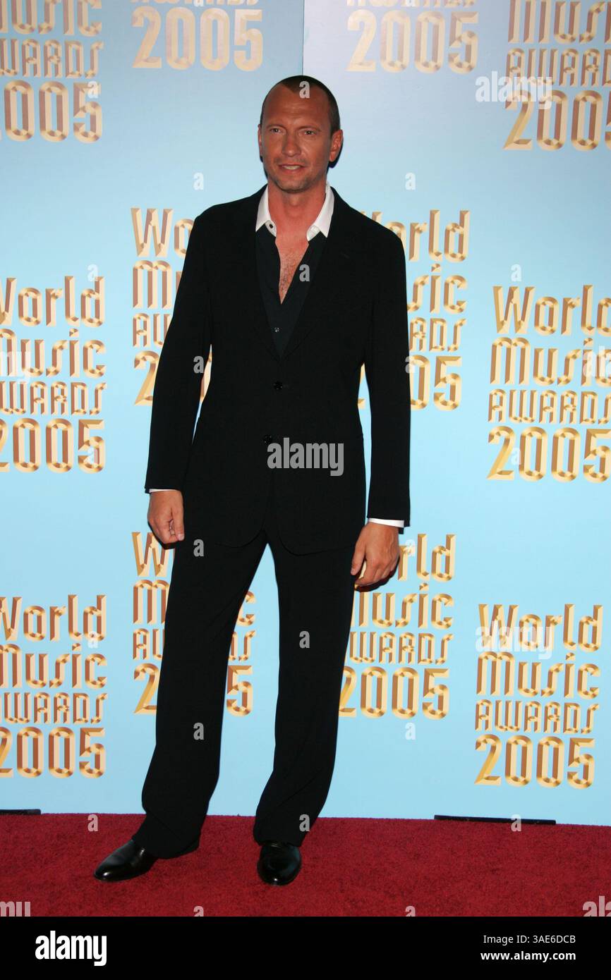 Antonacci singer 2005 hi-res stock photography and images - Alamy