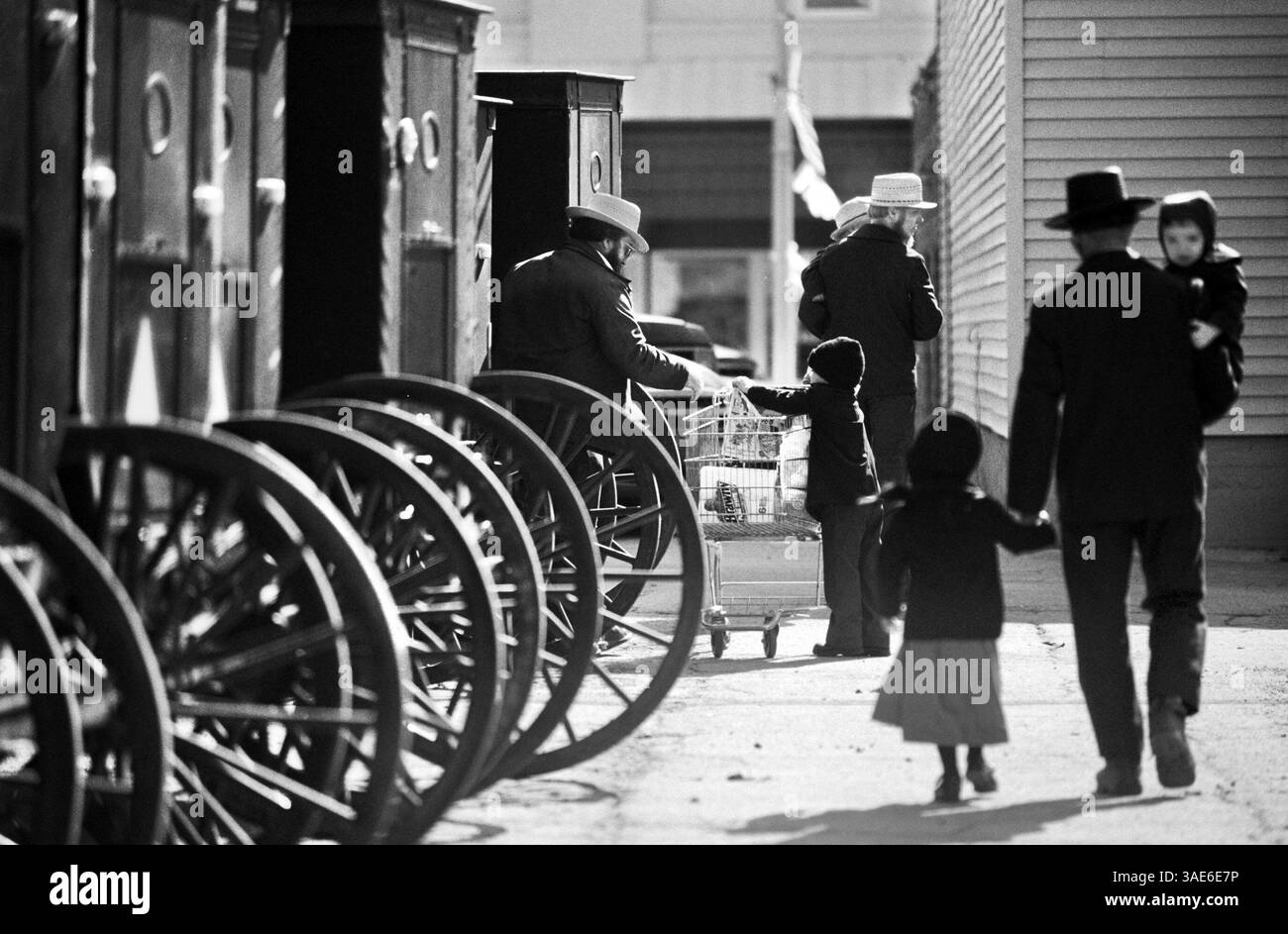 Amish women four dresses hi-res stock photography and images - Alamy