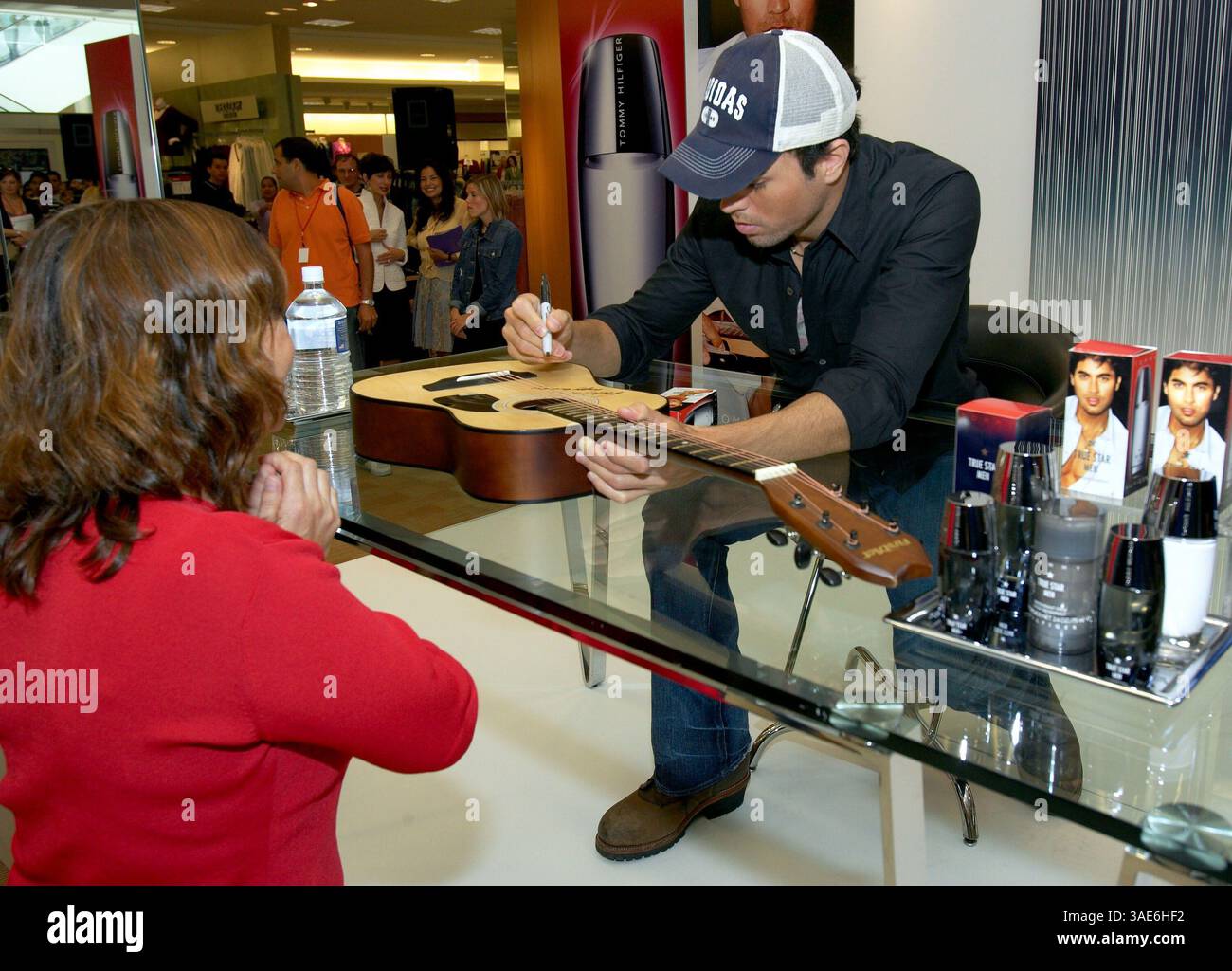 Enrique iglesias 2005 hi-res stock photography and images - Alamy