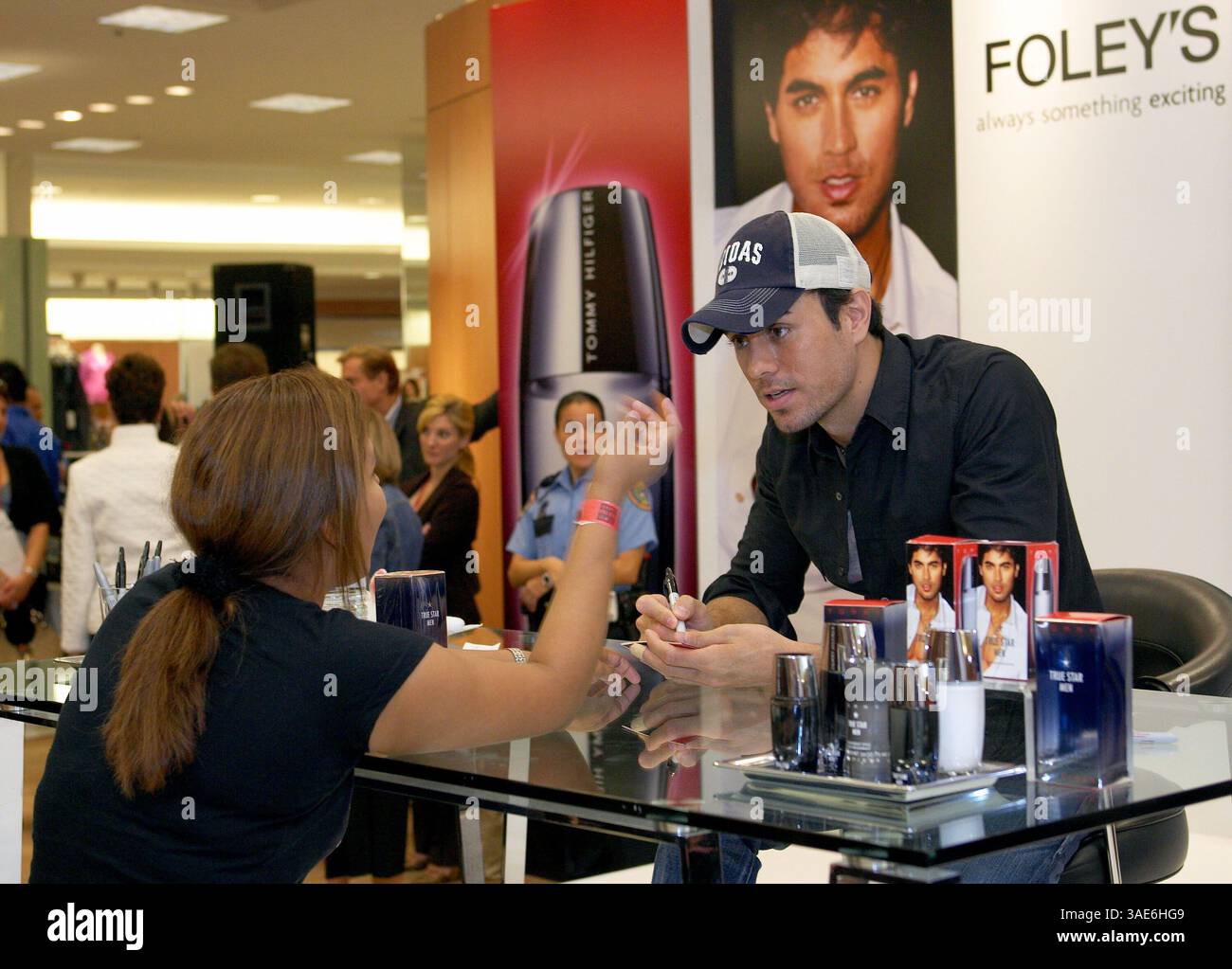 Enrique iglesias 2005 hi-res stock photography and images - Alamy