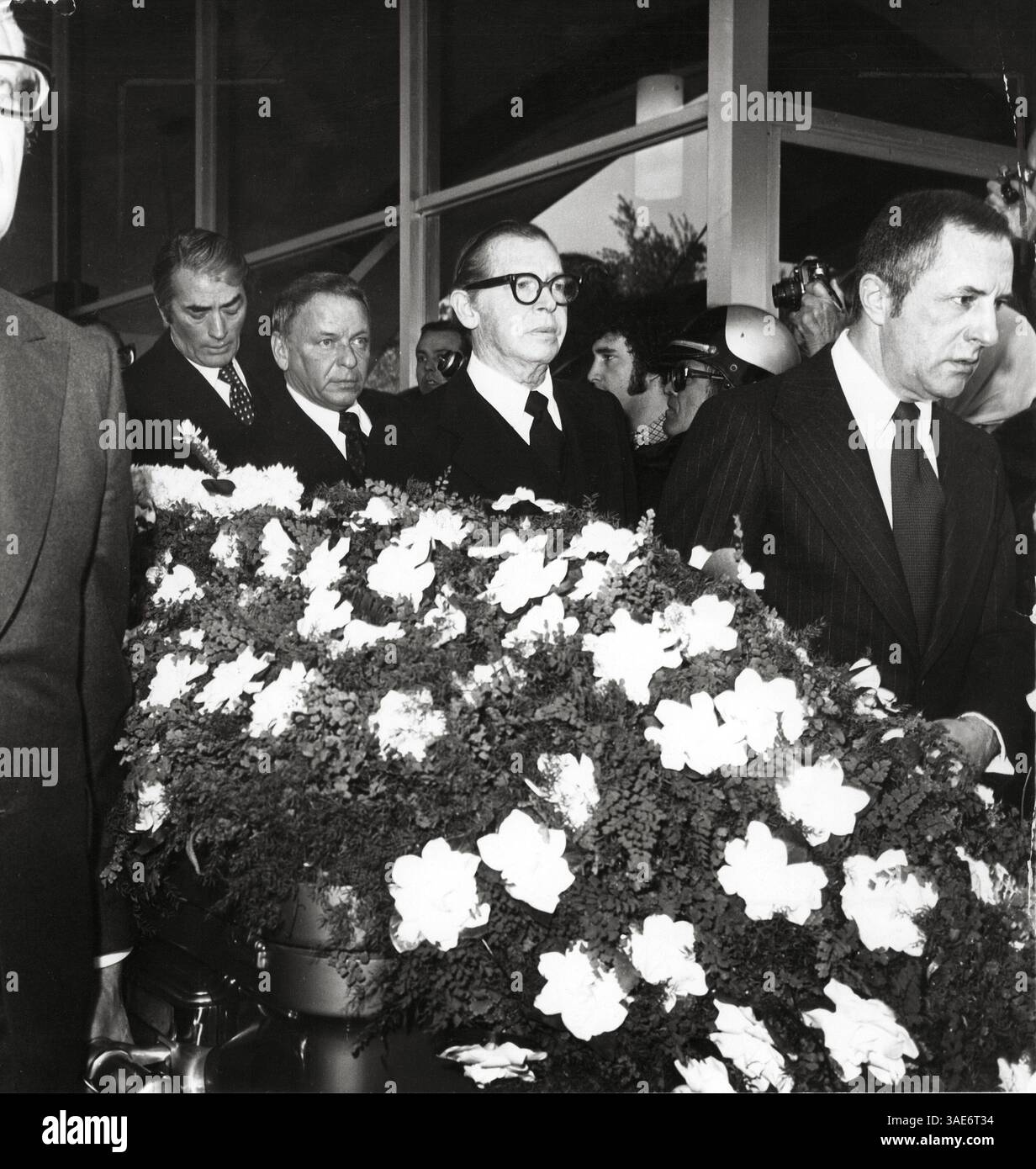 JACK BENNY FUNERAL.GREGORY PECK, FRANK SINATRA AND MILTON BERLE WERE ...