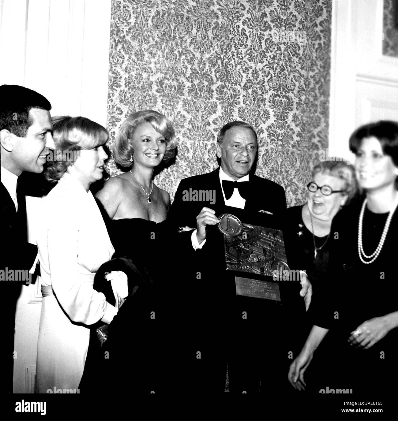 FRANK SINATRA AND FAMILY.FRANK SINATRA JR, NANCY SINATRA JR, WIFE ...