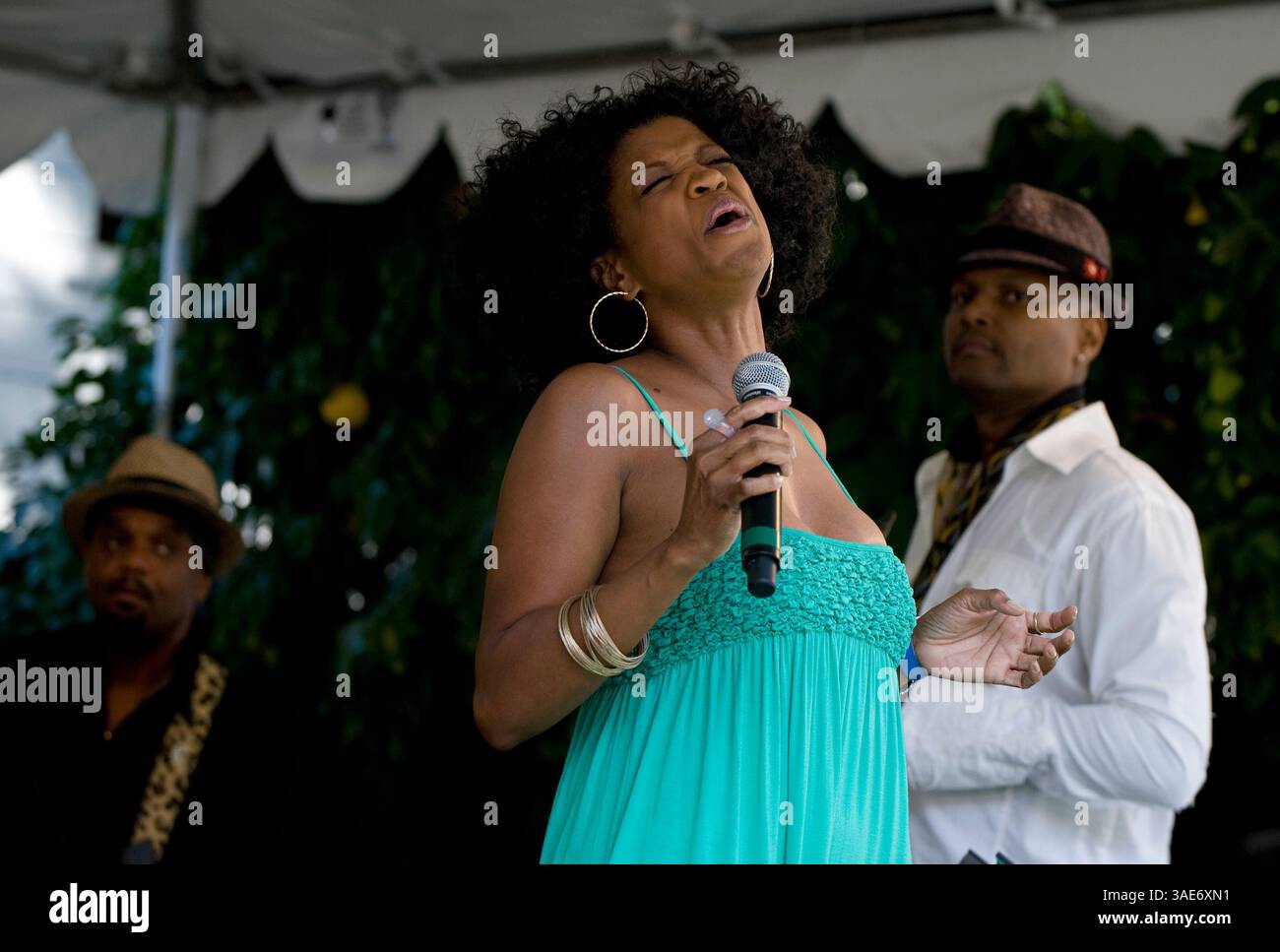 Oct. 3, 2009 - Sherman Oaks, California, USA - Vocalist MARVA HICKS ...