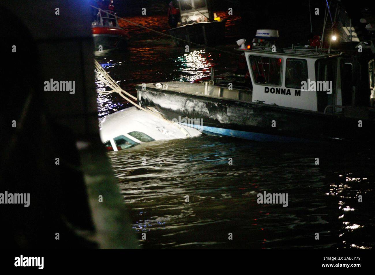 American Airlines Flight #1549 makes a emergency landing on the Hudson ...