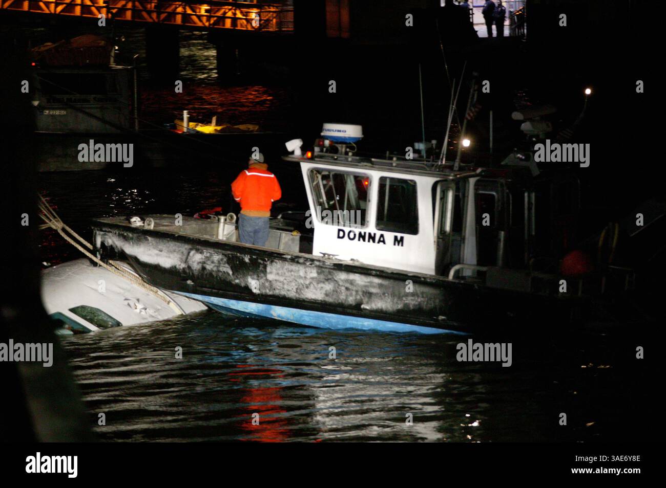 American Airlines Flight #1549 makes a emergency landing on the Hudson ...