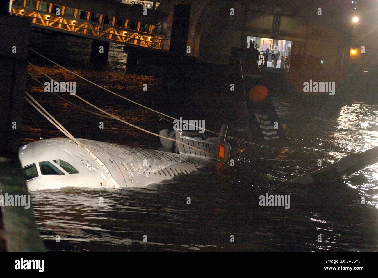 American Airlines Flight #1549 makes a emergency landing on the Hudson ...