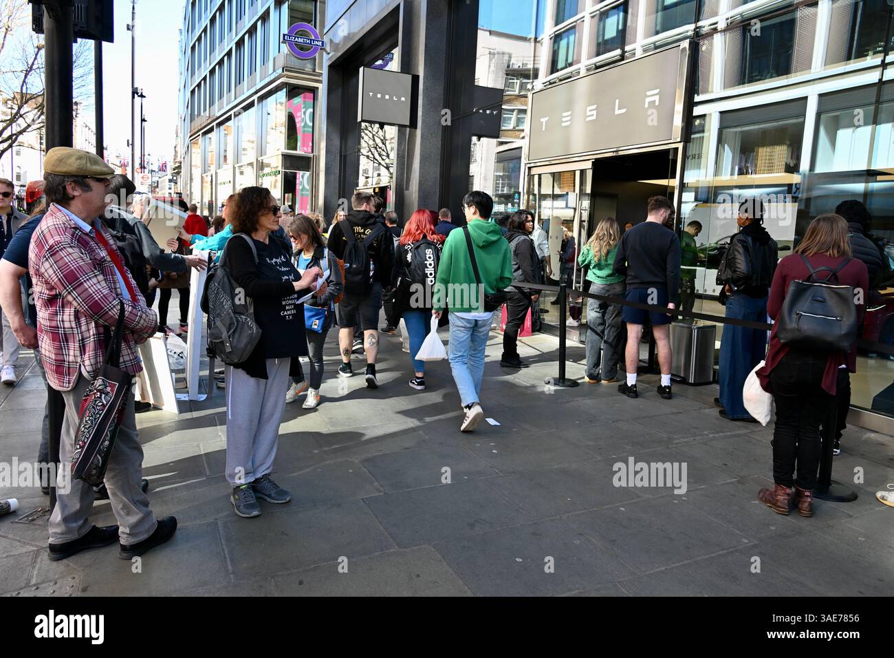 Tesla Showroom, Oxford Street, London, UK Stock Photo - Alamy