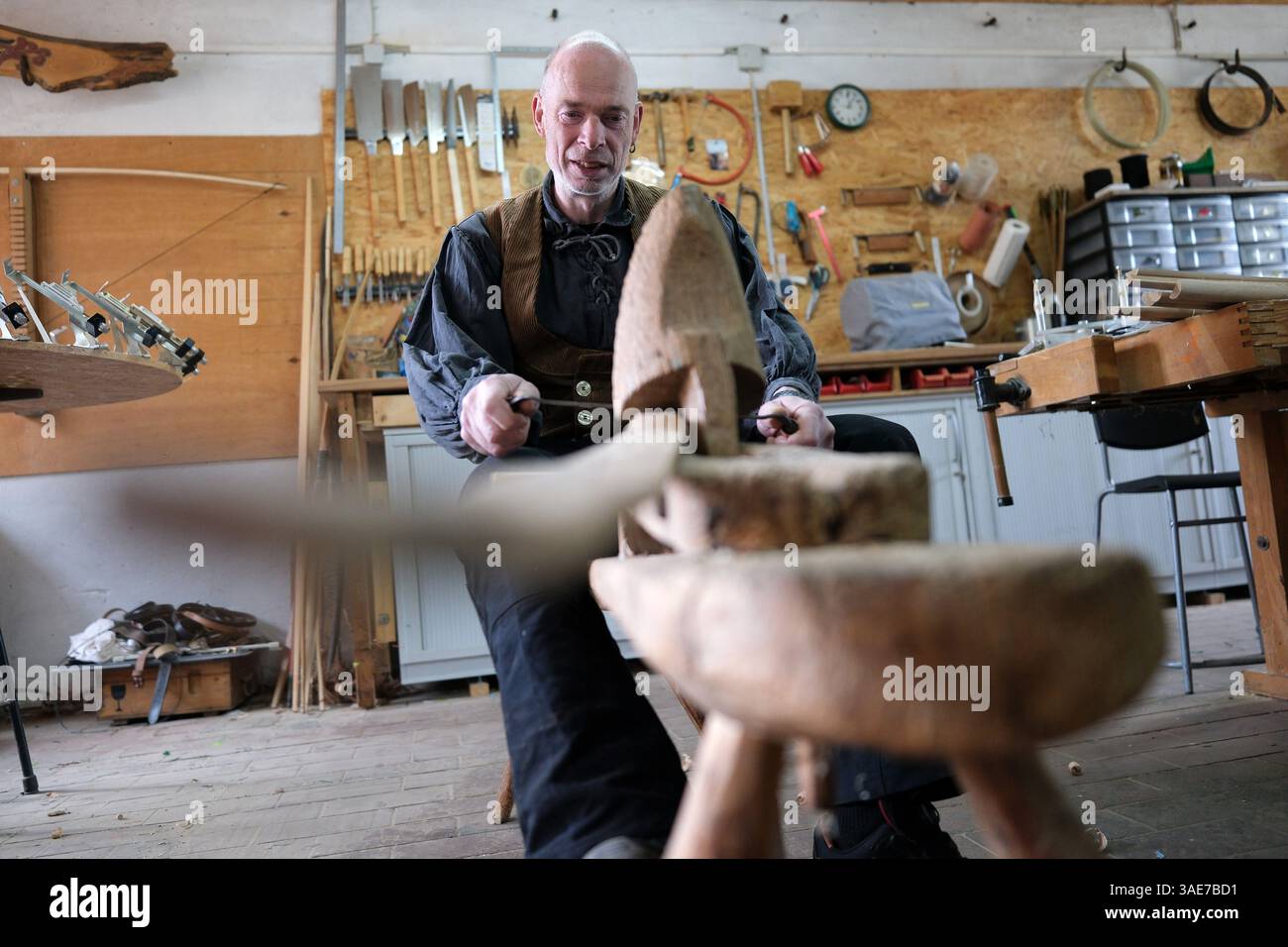 Schkeuditz, Germany. 06th Apr, 2025. Jörg Dubielzig, bow maker, works ...