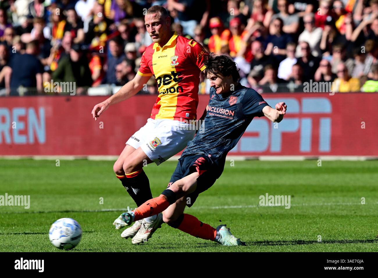 DEVENTER - (l-r) Joris Kramer of Go Ahead Eagles, Paxten Aaronson of FC ...