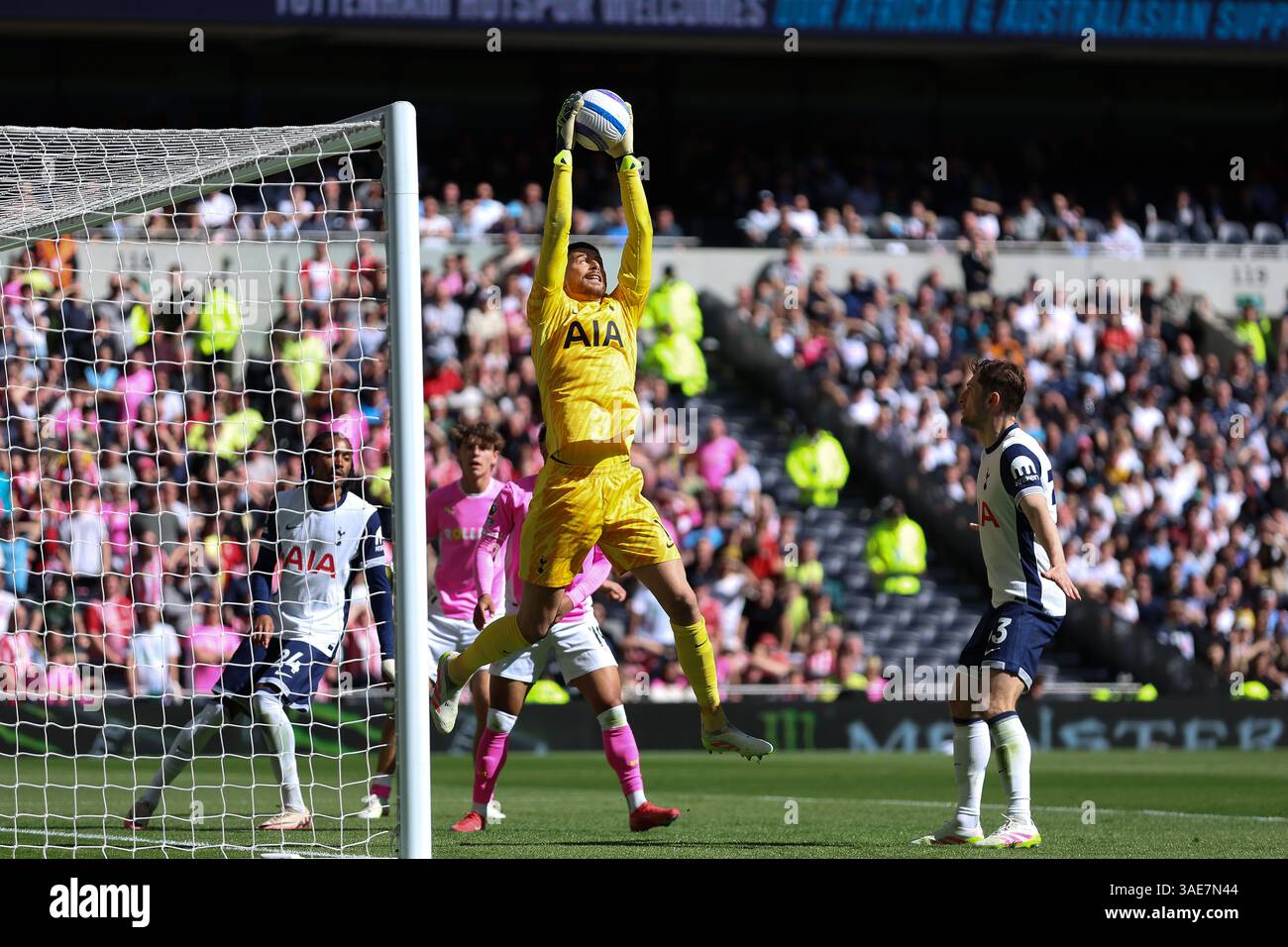 Tottenham Hotspur Stadium, London, UK. 6th Apr, 2025. Premier League ...