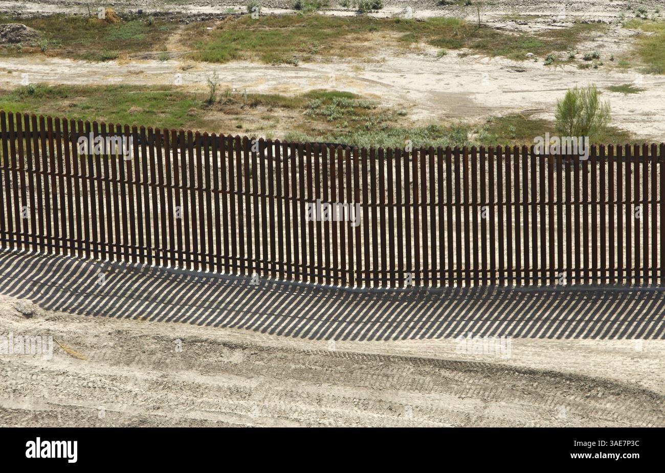 Oct. 13, 2011 - Abraham, TX, USA - The new border fence new border ...