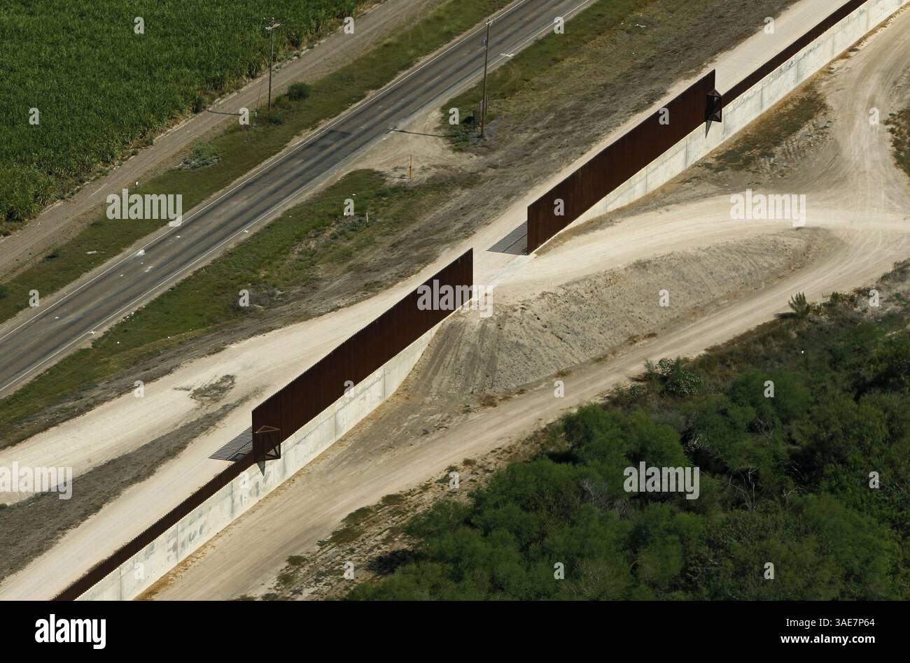 Oct. 13, 2011 - Abraham, TX, USA - The new border fence new border ...