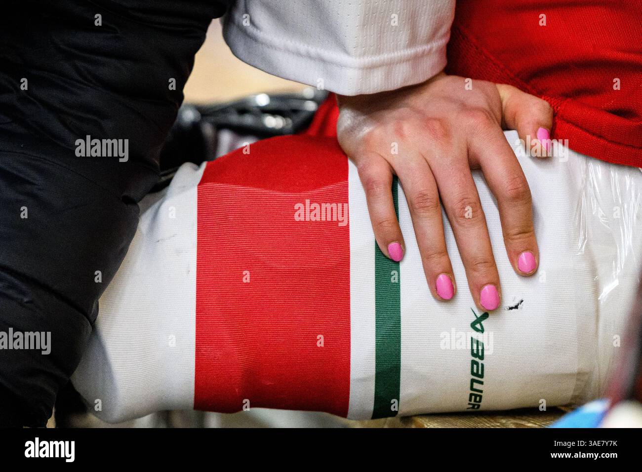 250406 En spelare har målade naglar inför damjuniorernas SM-Final i ishockey mellan Frölunda och ...