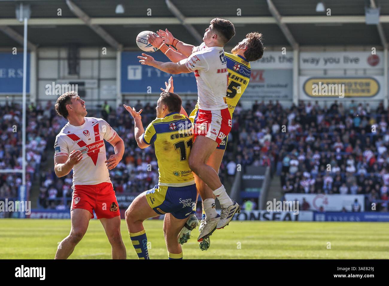 Matty Ashton of Warrington Wolves wins the high ball during the Betfred ...