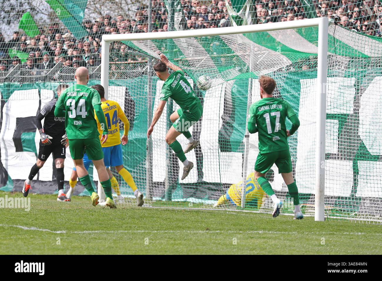 Leipzig, Deutschland. 06th Apr, 2025. Tor-Chance f?r LOK, doch der Ball ...