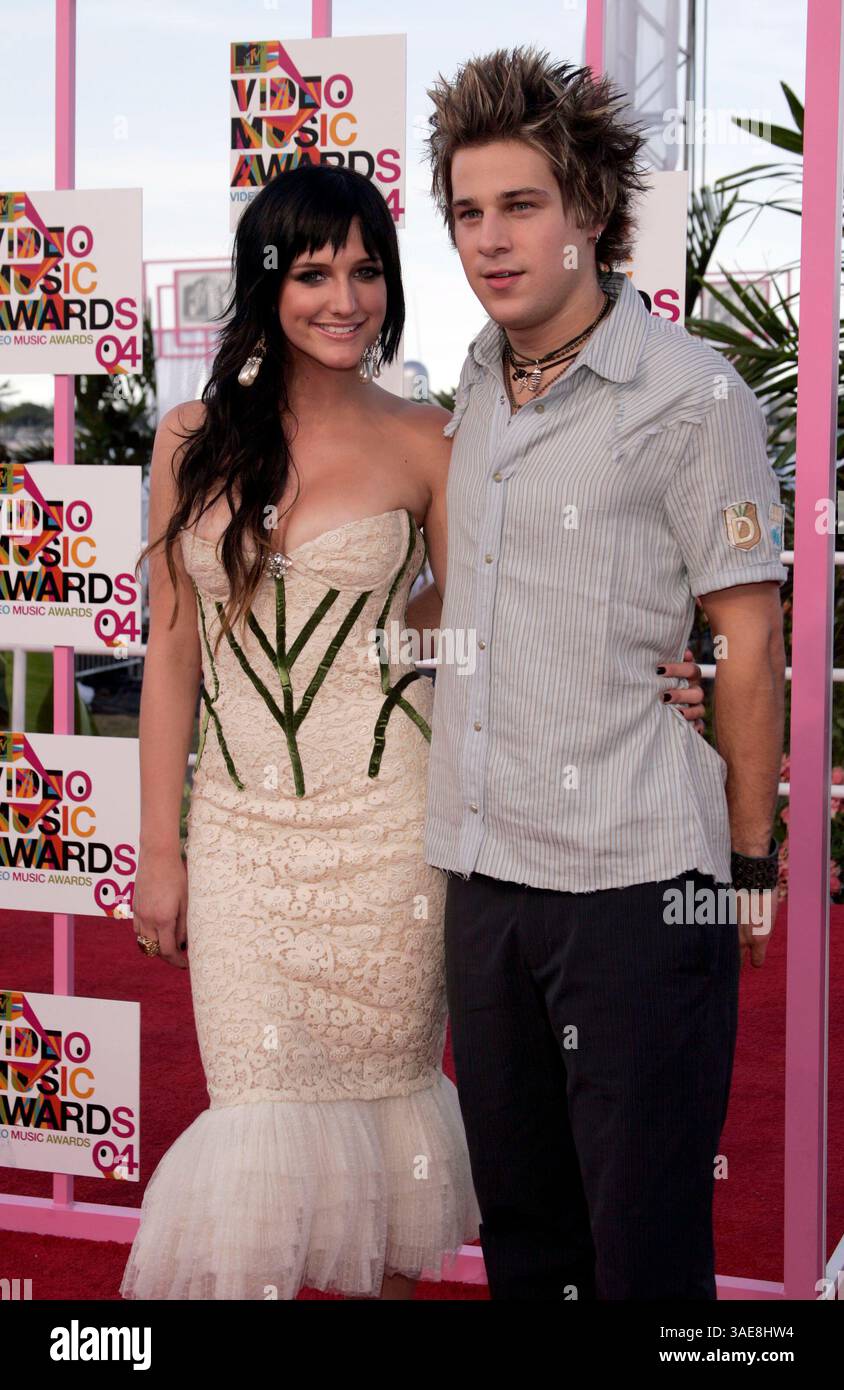 Aug 29, 2004; Miami, Florida, USA; Singer ASHLEE SIMPSON and RYAN ...