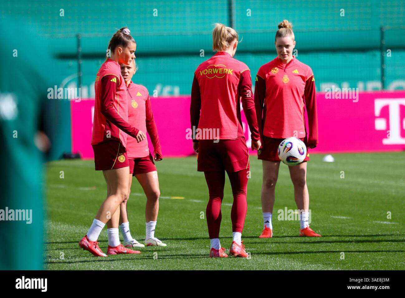 Wolfsburg, Deutschland 06. April 2025: Fußball-Frauen ...
