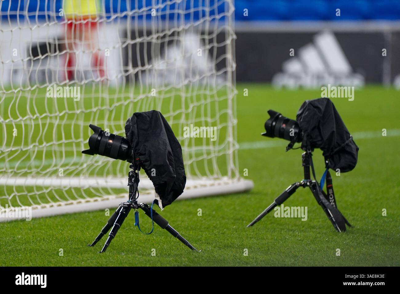 Camera behind goal hi-res stock photography and images - Alamy