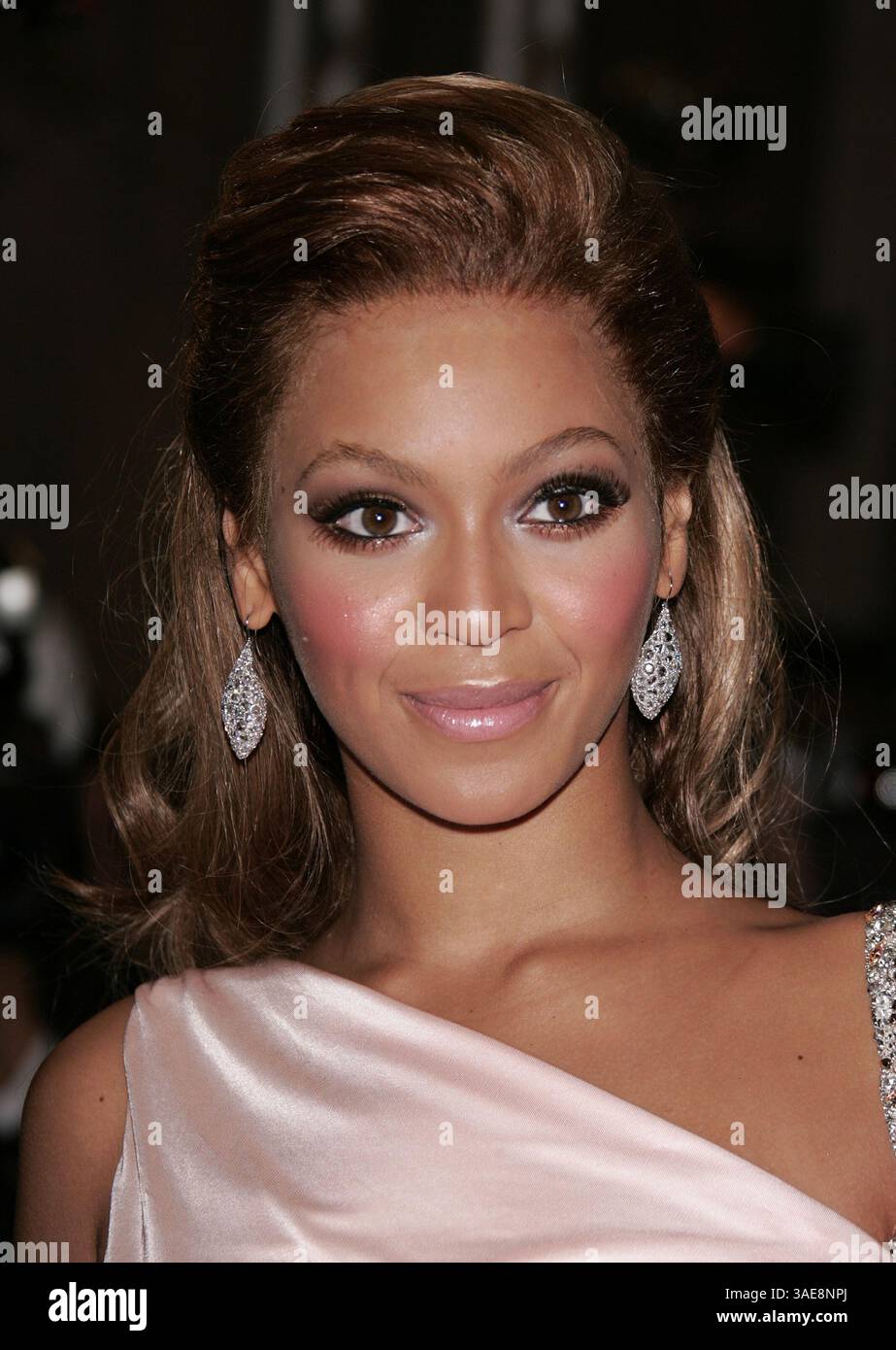 Oct 23, 2004; Beverly Hills California, USA; Singer BEYONCE at the 16th ...