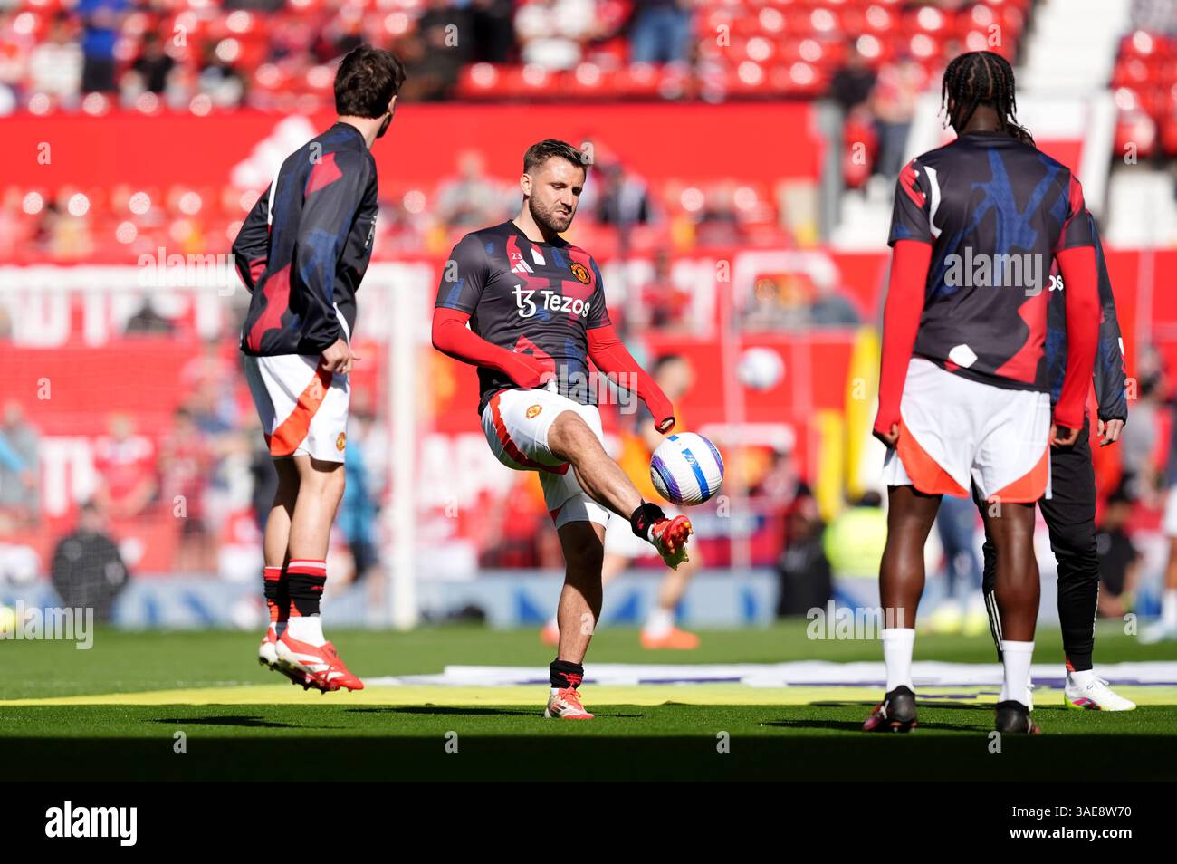 Manchester United's Luke Shaw warms up before the Premier League match ...