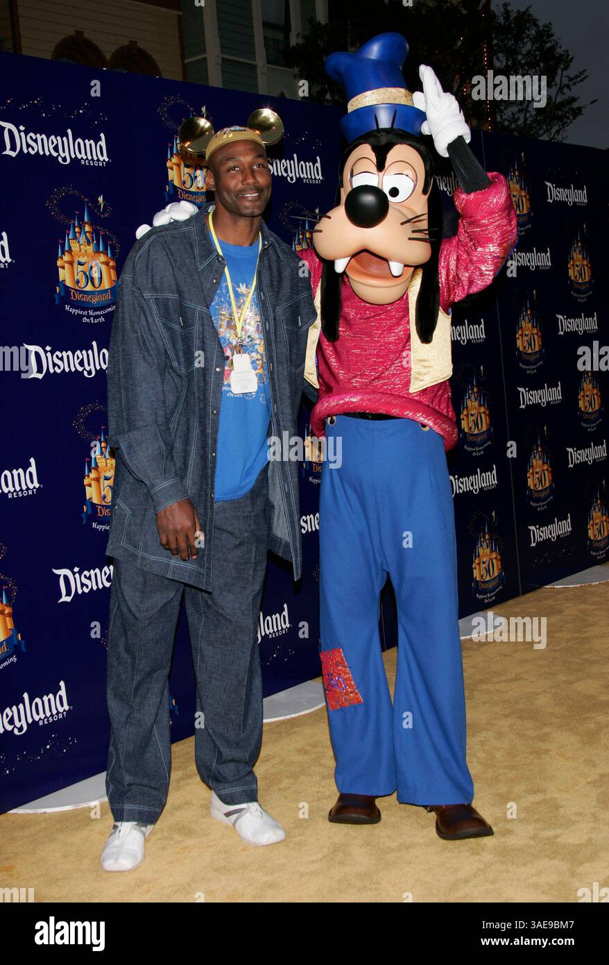 May 4, 2005; Anaheim, California, USA; NBA's KARL MALONE & GOOFY at ...