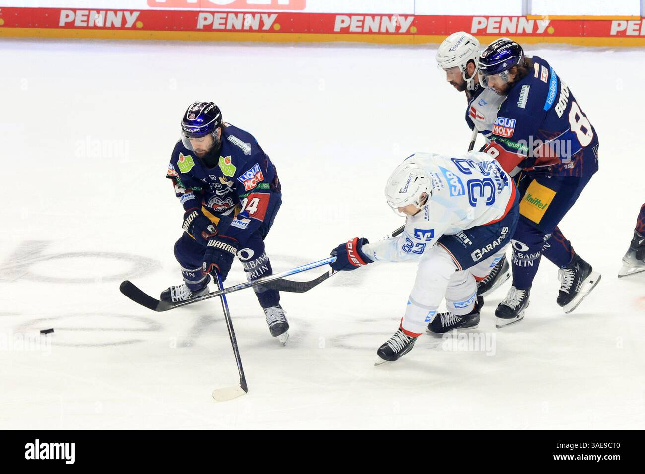 Berlin, Deutschland. 06th Apr, 2025. 06.04.2025, Uber-Arena, Berlin, DEU, DEL, 1.EBL, Eisbaeren ...