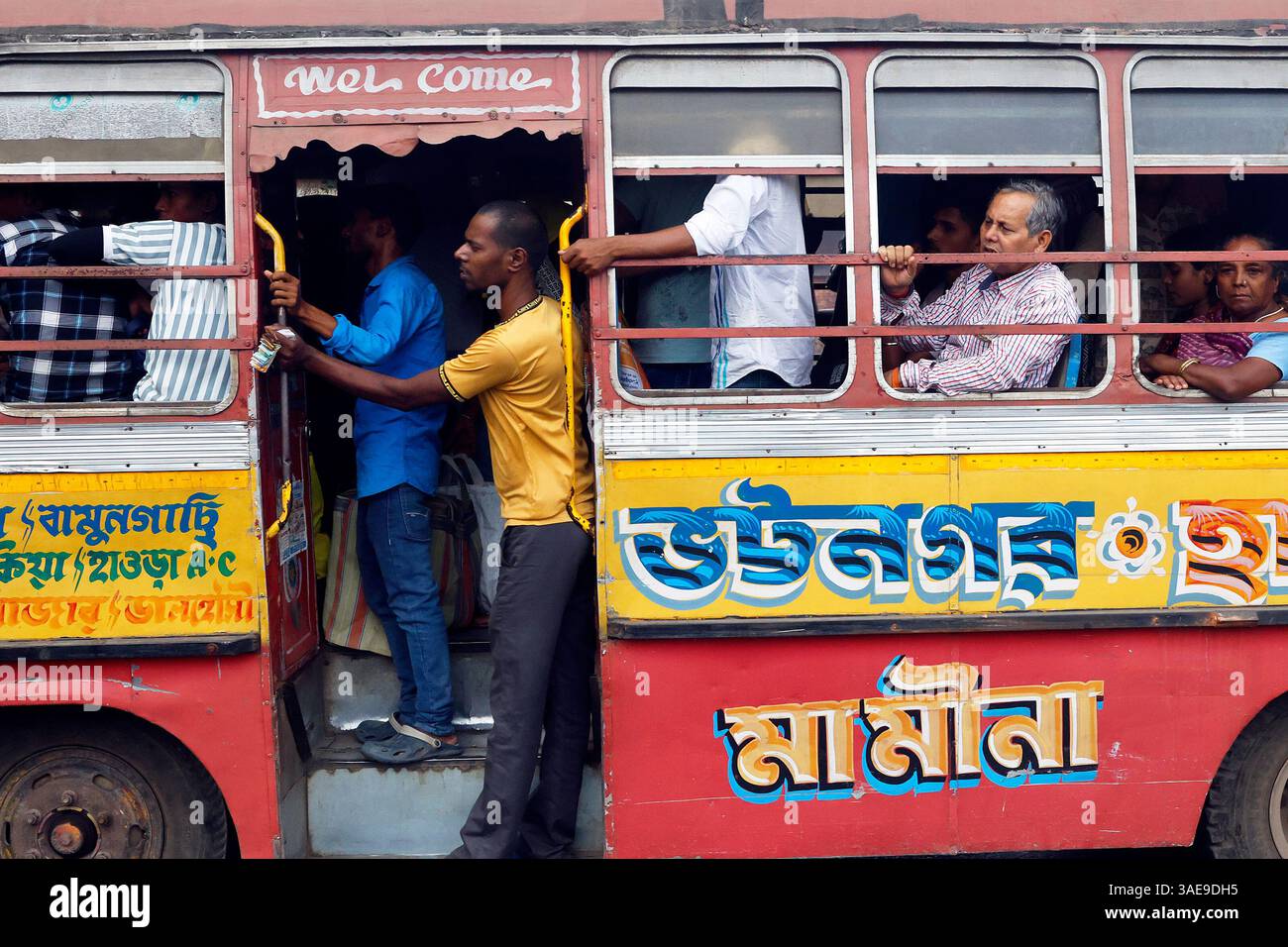 Public bus in Kolkata, West Bengal, India Stock Photo - Alamy