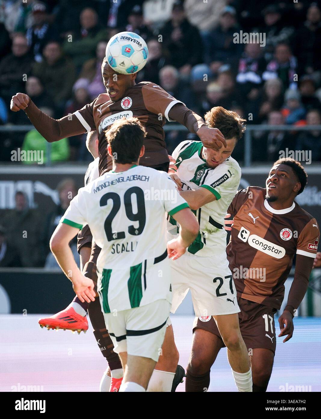 06 April 2025, Hamburg: Soccer, Bundesliga, FC St. Pauli - Borussia ...