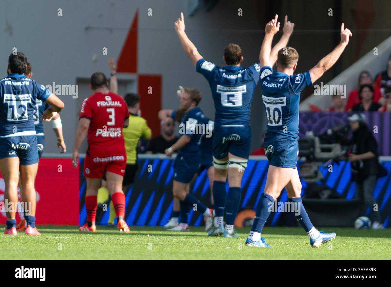 Team of Sales celebrating a try during the Champions Cup, round of 16 ...