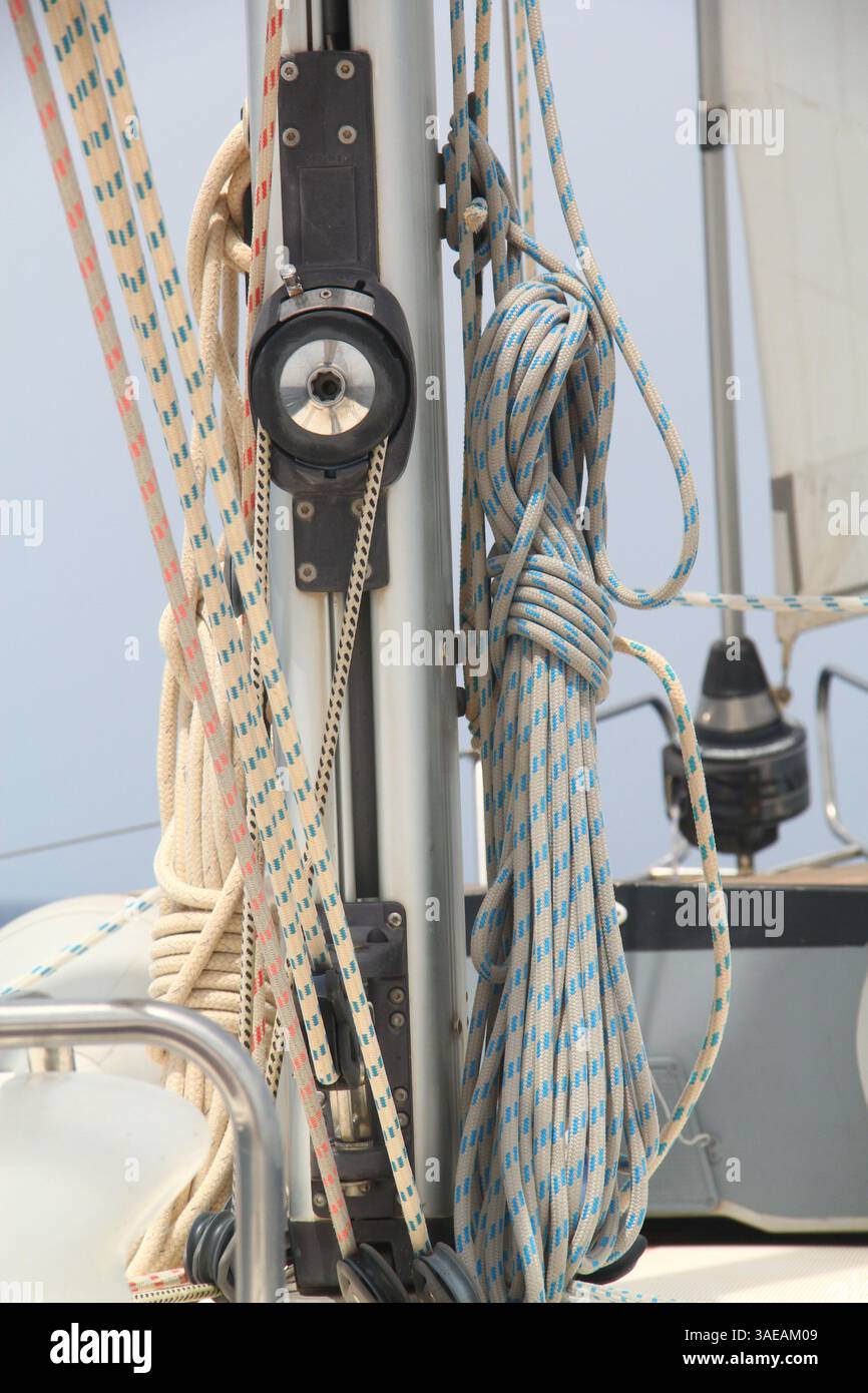 rope hanging on mast of sailingyacht Stock Photo - Alamy