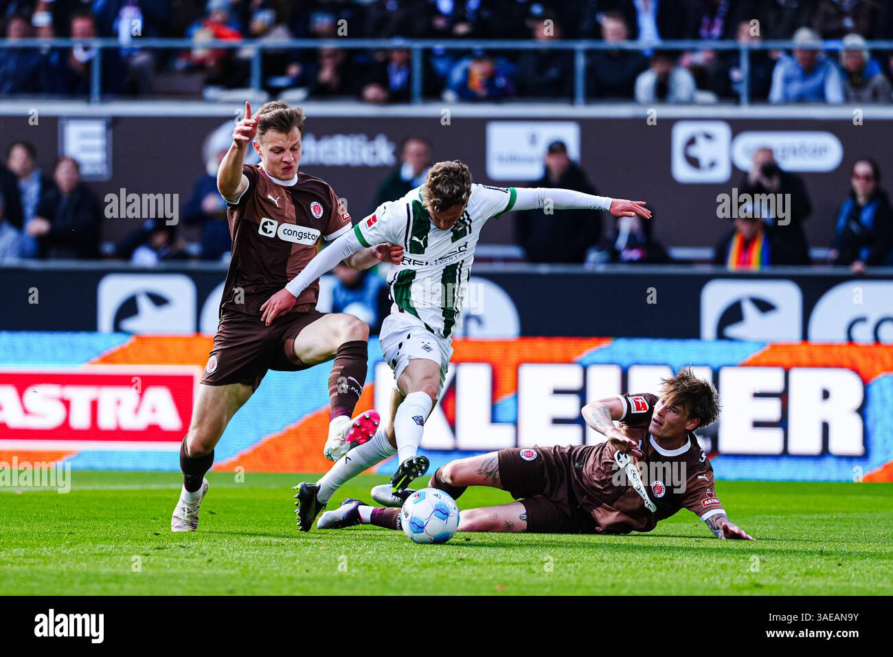 Hamburg, Deutschland. 06th Apr, 2025. David Nemeth (FC St. Pauli, #04), Robin Hack (Borussia ...