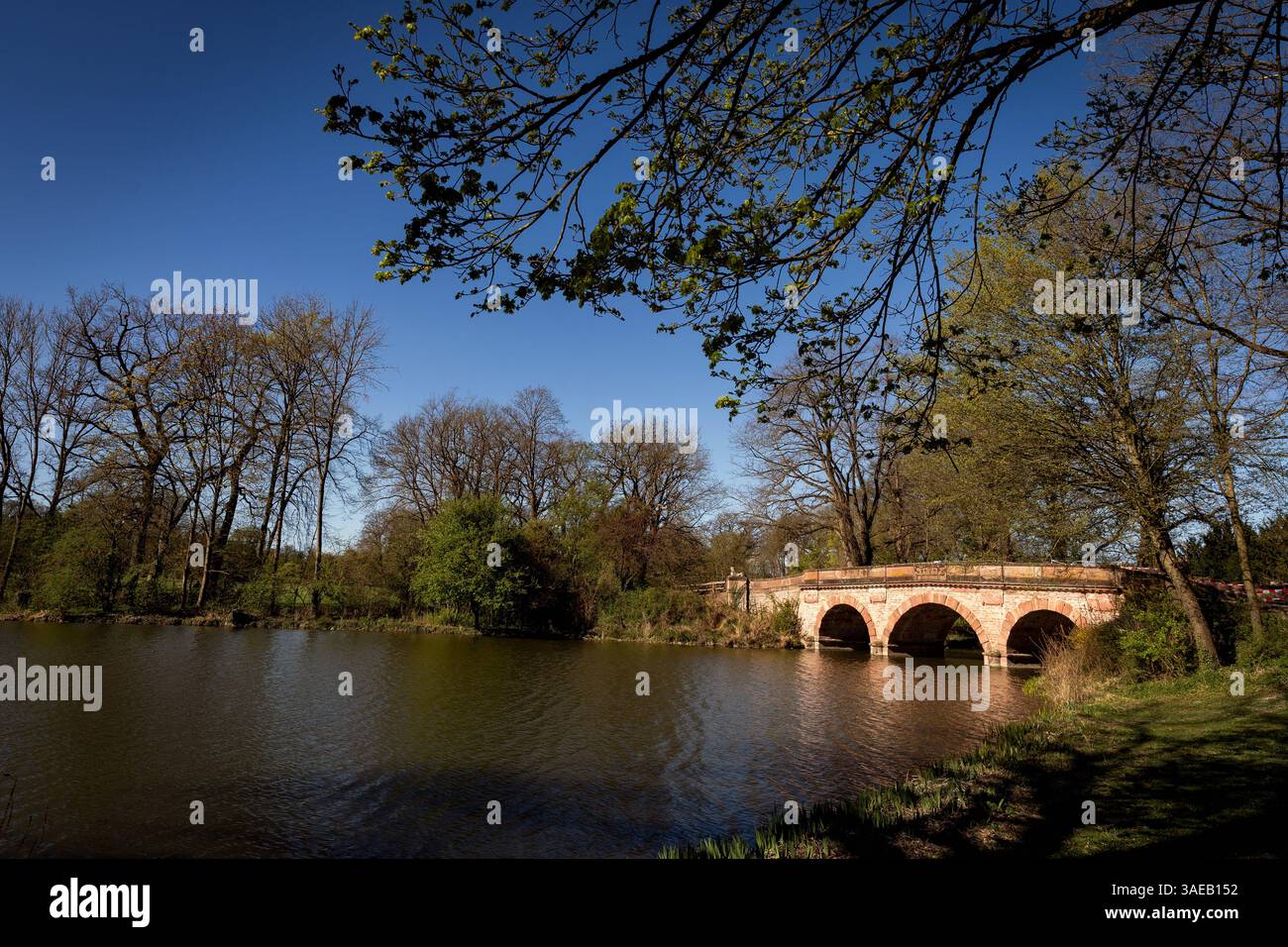 06.04.2025 - Postkartenidylle: Die Rote Brücke im Park Schönbusch in ...